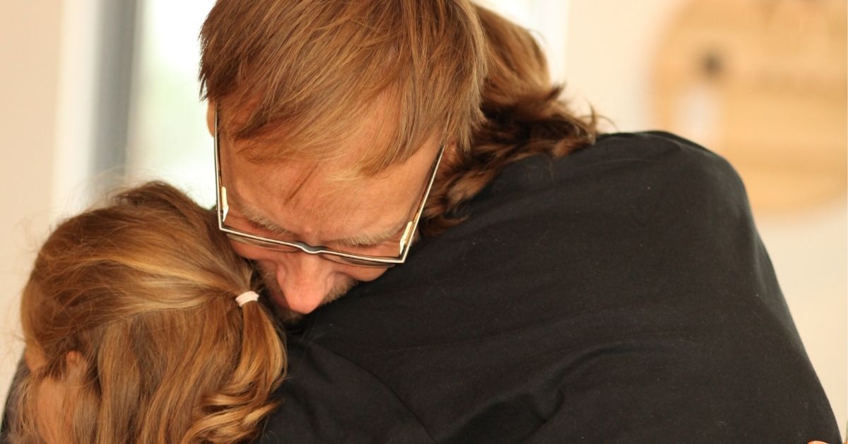 4 Entspannungs-Übungen für Eltern: Halt geben durch Berührung